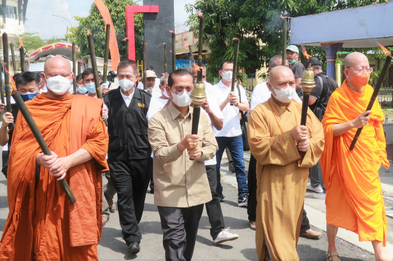 Supriyadi : Api Suci Simbol Penerangan dan Semangat Kebajikan bagi Umat Buddha | Ditjen Bimas ...